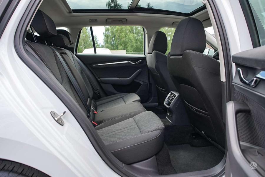 White Skoda Octavia 2021 in Marijampole, with an engine capacity of 1.97 L and mileage of 217 thousand km for 14250 €, photo 39 on AUTOMOTO.COM.LV