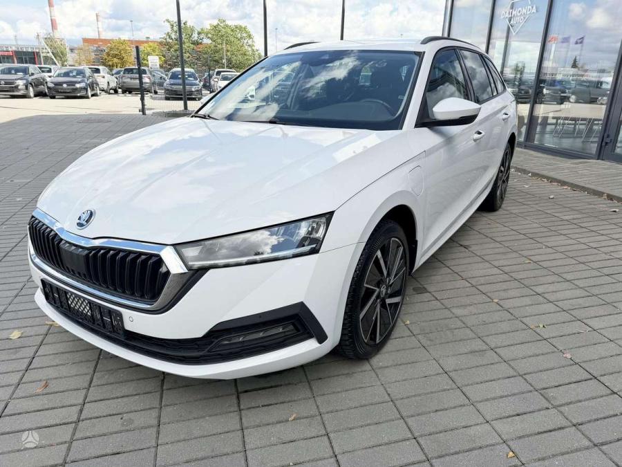 White Skoda Octavia 2021 in Kaunas, with an engine capacity of 1.40 L and mileage of 207 thousand km for 14400 €, photo 1 on AUTOMOTO.COM.LV