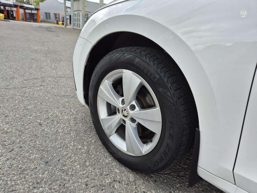 White Skoda Octavia 2022 in Panevezys, with an engine capacity of 1.50 L and mileage of 290 thousand km for 9600 €, photo 29 on AUTOMOTO.COM.LV