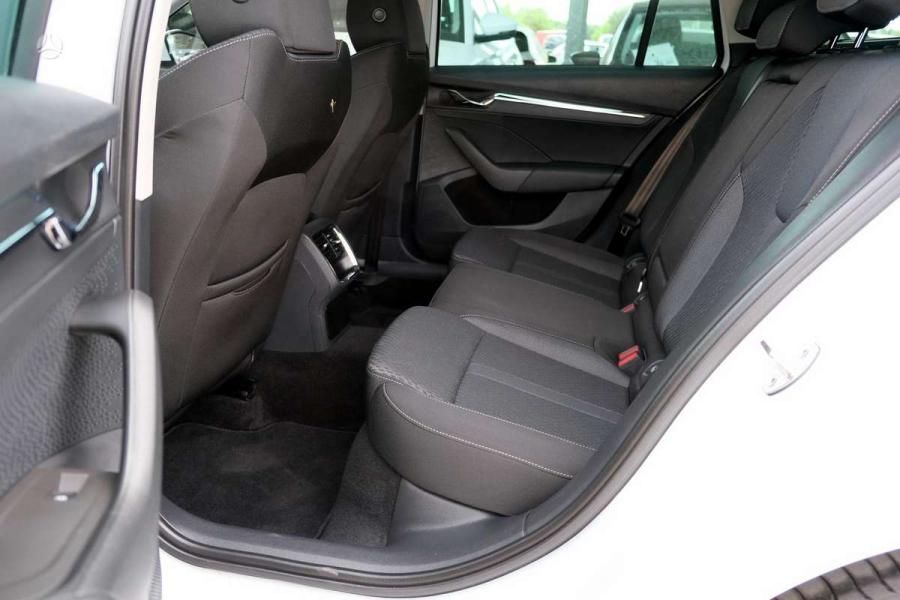 White Skoda Octavia 2022 in Vilnius, with an engine capacity of 1.97 L and mileage of 182 thousand km for 14400 €, photo 9 on AUTOMOTO.COM.LV
