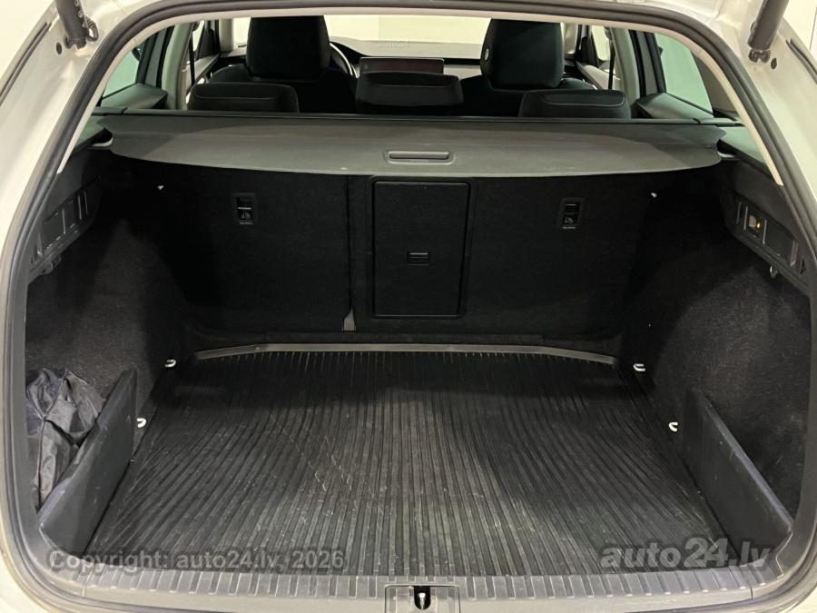 White Skoda Octavia 2022 in Tallinn, with an engine capacity of 1.00 L and mileage of 136 thousand km for 16900 €, photo 23 on AUTOMOTO.COM.LV