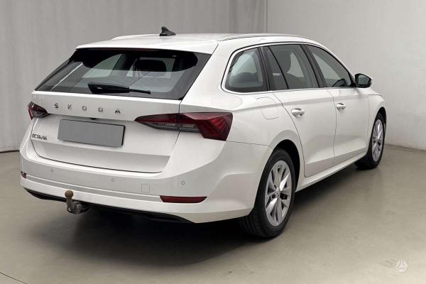 White Skoda Octavia 2022 in Vilnius, with an engine capacity of 1.50 L and mileage of 144 thousand km for 16335 €, photo 4 on AUTOMOTO.COM.LV