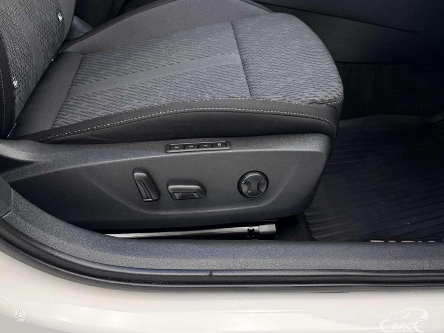 White Skoda Octavia 2023 in Vilnius, with an engine capacity of 2.00 L and mileage of 148 thousand km for 15900 €, photo 9 on AUTOMOTO.COM.LV