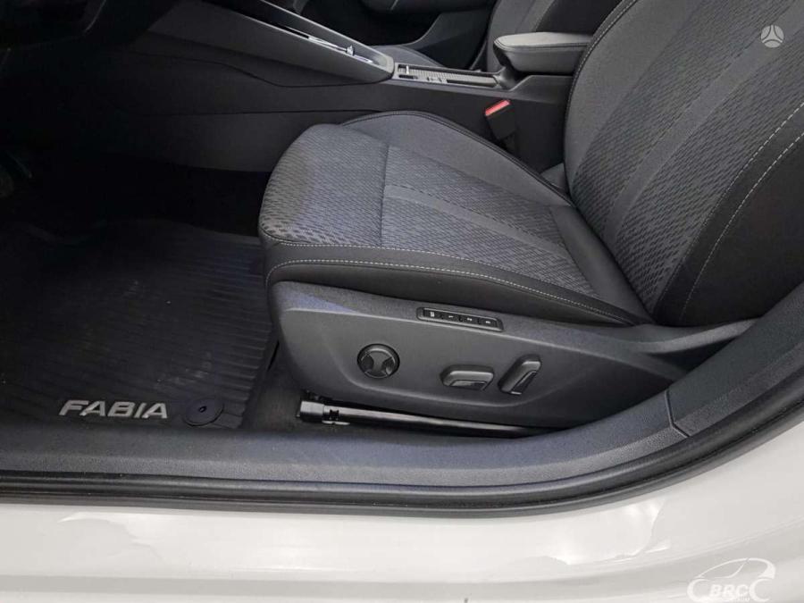 White Skoda Octavia 2023 in Vilnius, with an engine capacity of 2.00 L and mileage of 148 thousand km for 15900 €, photo 23 on AUTOMOTO.COM.LV