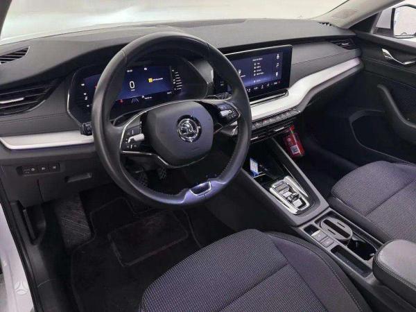 White Skoda Octavia 2023 in Vilnius, with an engine capacity of 1.97 L and mileage of 197 thousand km for 15100 €, photo 9 on AUTOMOTO.COM.LV