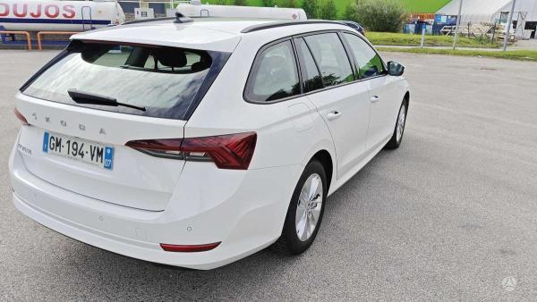 White Skoda Octavia 2023 in Kaunas, with an engine capacity of 2.00 L and mileage of 223 thousand km for 12600 €, photo 5 on AUTOMOTO.COM.LV