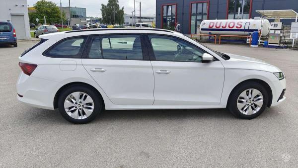 White Skoda Octavia 2023 in Kaunas, with an engine capacity of 2.00 L and mileage of 223 thousand km for 12600 €, photo 6 on AUTOMOTO.COM.LV