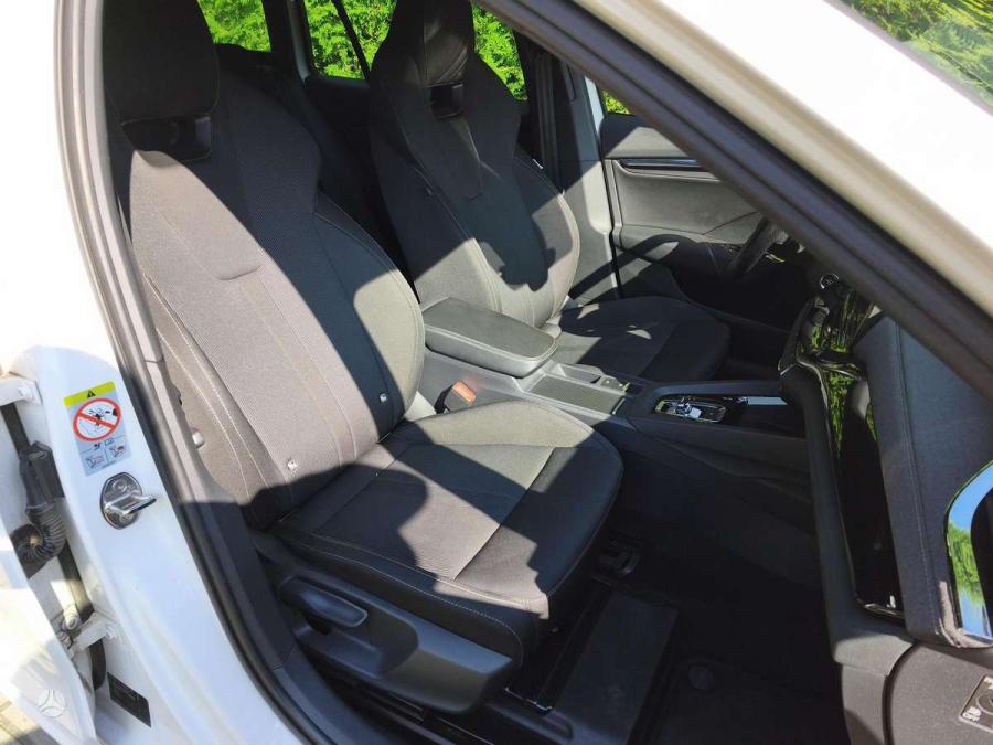 White Skoda Octavia 2023 in Kalvarija, with an engine capacity of 1.50 L and mileage of 135 thousand km for 16396 €, photo 15 on AUTOMOTO.COM.LV
