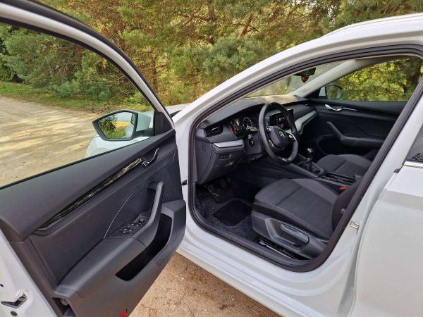 White Skoda Octavia 2023 in Kaunas, with an engine capacity of 1.50 L and mileage of 113 thousand km for 14500 €, photo 11 on AUTOMOTO.COM.LV