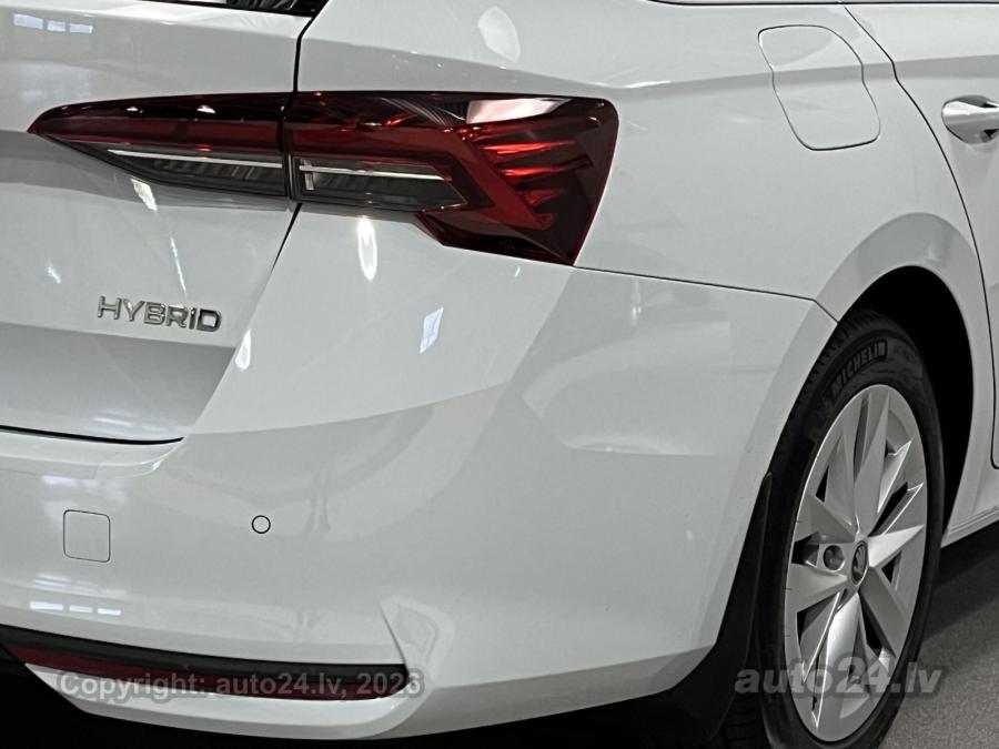 White Skoda Octavia 2025 in Tallinn, with an engine capacity of 1.50 L and mileage of 14 thousand km for 27900 €, photo 20 on AUTOMOTO.COM.LV