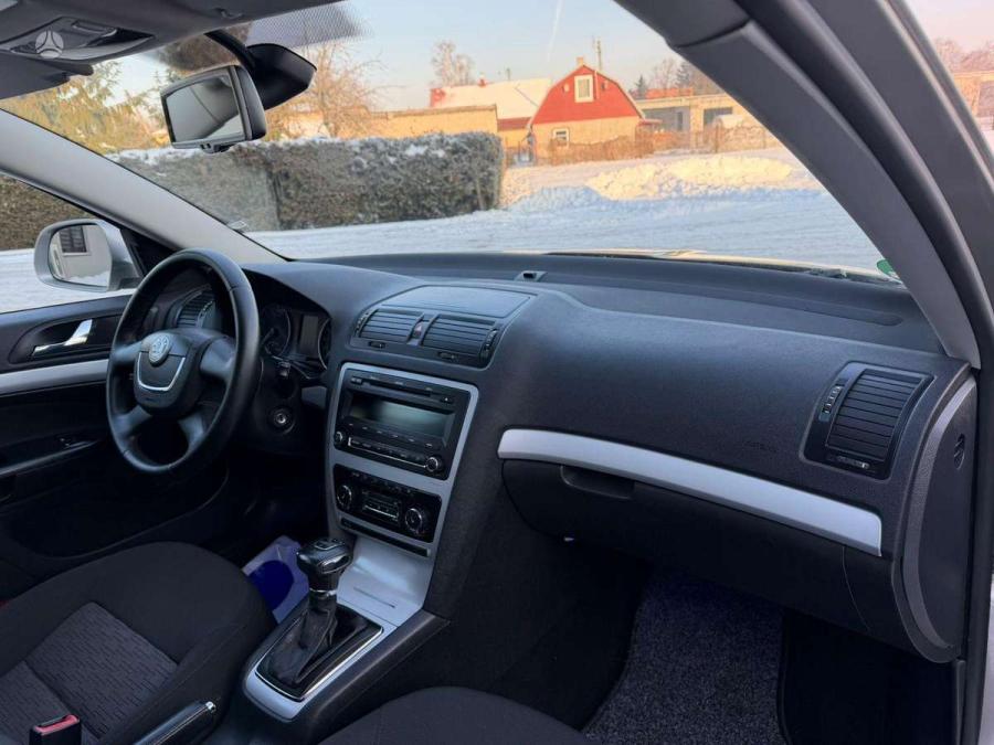 Yellow Skoda Octavia 2010 in Marijampole, with an engine capacity of 1.60 L and mileage of 278 thousand km for 3950 €, photo 11 on AUTOMOTO.COM.LV
