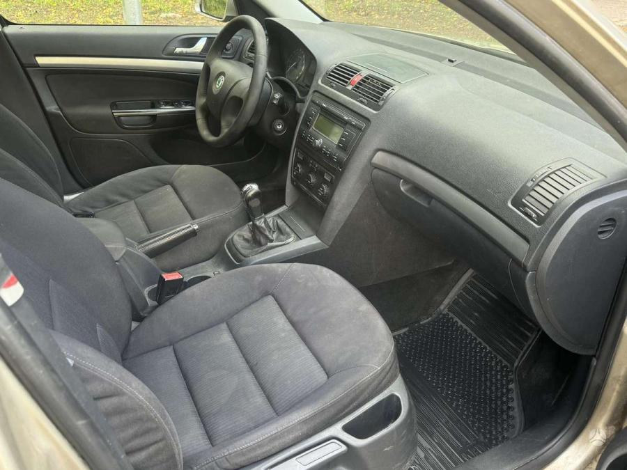 Yellow Skoda Octavia 2005 in Vilnius, with an engine capacity of 1.90 L and mileage of 370 thousand km for 799 €, photo 13 on AUTOMOTO.COM.LV