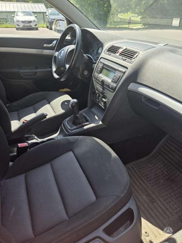 Yellow Skoda Octavia 2006 in Vilnius, with an engine capacity of 1.90 L and mileage of 201 thousand km for 1600 €, photo 4 on AUTOMOTO.COM.LV