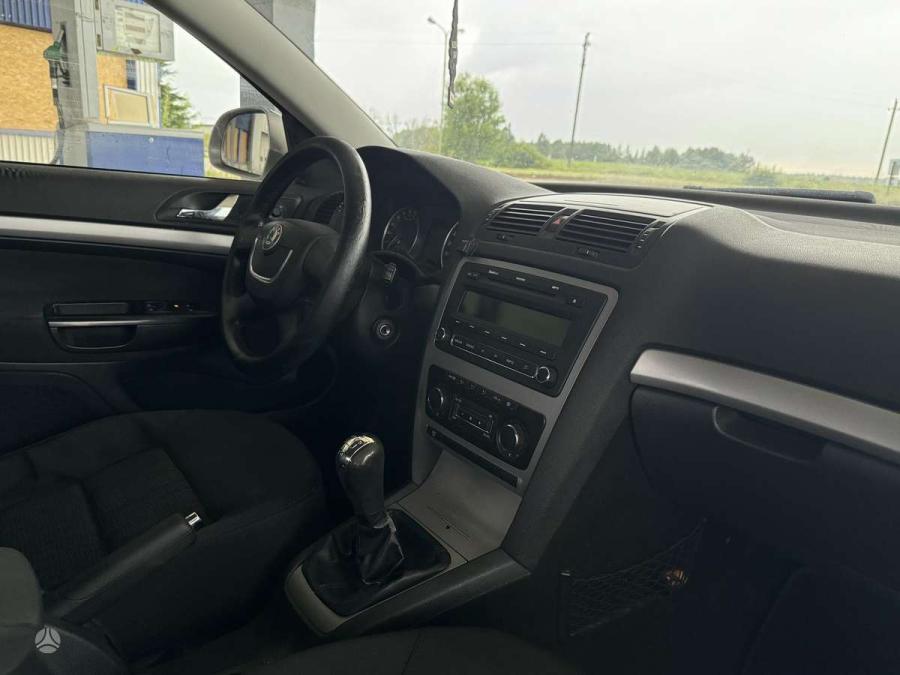 Yellow Skoda Octavia 2009 in Vilnius, with an engine capacity of 1.90 L and mileage of 450 thousand km for 1150 €, photo 13 on AUTOMOTO.COM.LV