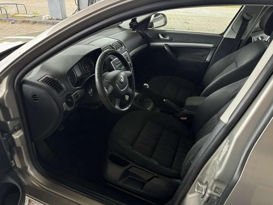 Yellow Skoda Octavia 2009 in Vilnius, with an engine capacity of 1.90 L and mileage of 450 thousand km for 1150 €, photo 14 on AUTOMOTO.COM.LV