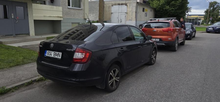 Black Skoda Rapid 2014 in Tallinn, with an engine capacity of 1.20 L and mileage of 336 thousand km for 2439 €, photo 7 on AUTOMOTO.COM.LV