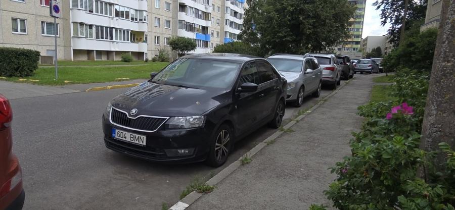 Black Skoda Rapid 2014 in Tallinn, with an engine capacity of 1.20 L and mileage of 336 thousand km for 2439 €, photo 15 on AUTOMOTO.COM.LV