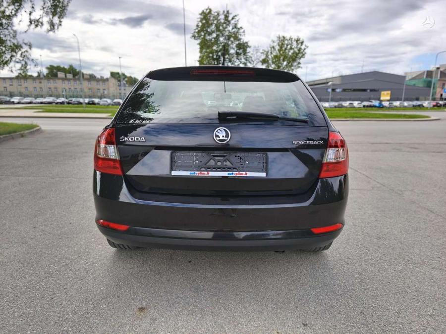 Black Skoda Rapid 2014 in Siauliai, with an engine capacity of 1.60 L and mileage of 299 thousand km for 4200 €, photo 5 on AUTOMOTO.COM.LV