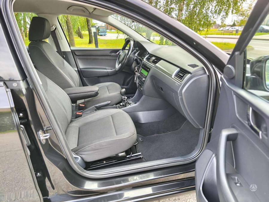 Black Skoda Rapid 2014 in Siauliai, with an engine capacity of 1.60 L and mileage of 299 thousand km for 4200 €, photo 10 on AUTOMOTO.COM.LV