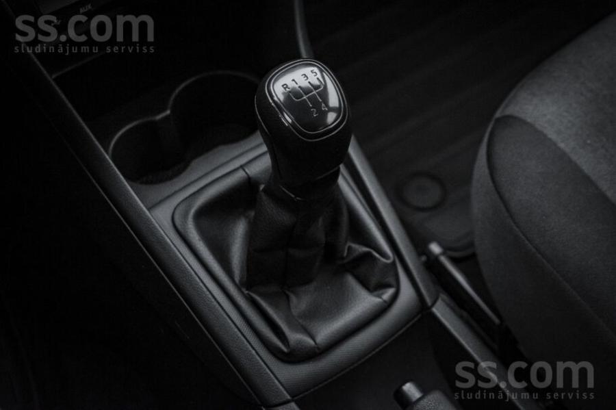 Blue Skoda Rapid 2015 in Riga, with an engine capacity of 1.40 L and mileage of 264 thousand km for 6490 €, photo 20 on AUTOMOTO.COM.LV