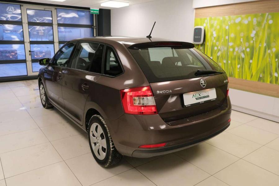 Brown Skoda Rapid 2016 in Vilnius, with an engine capacity of 1.20 L and mileage of 175 thousand km for 6900 €, photo 3 on AUTOMOTO.COM.LV