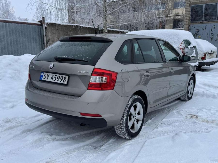 Pelēks Skoda Rapid 2013 Panevēža, ar dzinēja tilpumu 1.60 L un nobraukumu 252 tūkst. km par 4300 €, foto 5 vietnē AUTOMOTO.COM.LV