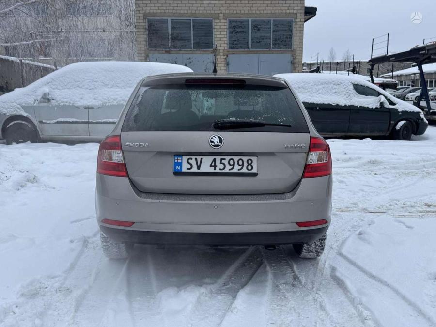Pelēks Skoda Rapid 2013 Panevēža, ar dzinēja tilpumu 1.60 L un nobraukumu 252 tūkst. km par 4300 €, foto 6 vietnē AUTOMOTO.COM.LV