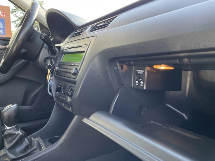 Pelēks Skoda Rapid 2013 Rīga, ar dzinēja tilpumu 1.60 L un nobraukumu 274 tūkst. km par 4450 €, foto 35 vietnē AUTOMOTO.COM.LV