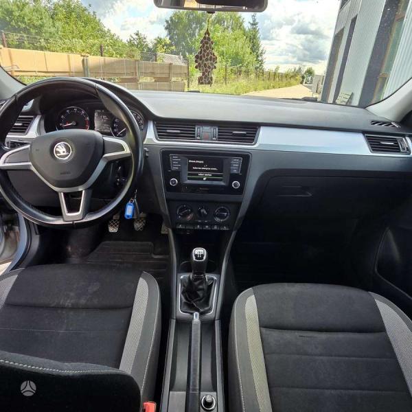 Pelēks Skoda Rapid 2016 Viļņa, ar dzinēja tilpumu 1.20 L un nobraukumu 270 tūkst. km par 2900 €, foto 4 vietnē AUTOMOTO.COM.LV
