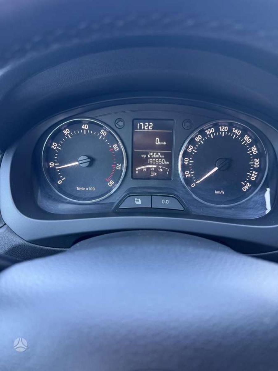 Pelēks Skoda Rapid 2015 Viļņa, ar dzinēja tilpumu 1.20 L un nobraukumu 191 tūkst. km par 4400 €, foto 8 vietnē AUTOMOTO.COM.LV