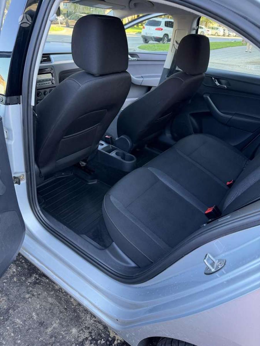 Pelēks Skoda Rapid 2015 Viļņa, ar dzinēja tilpumu 1.20 L un nobraukumu 191 tūkst. km par 4400 €, foto 9 vietnē AUTOMOTO.COM.LV