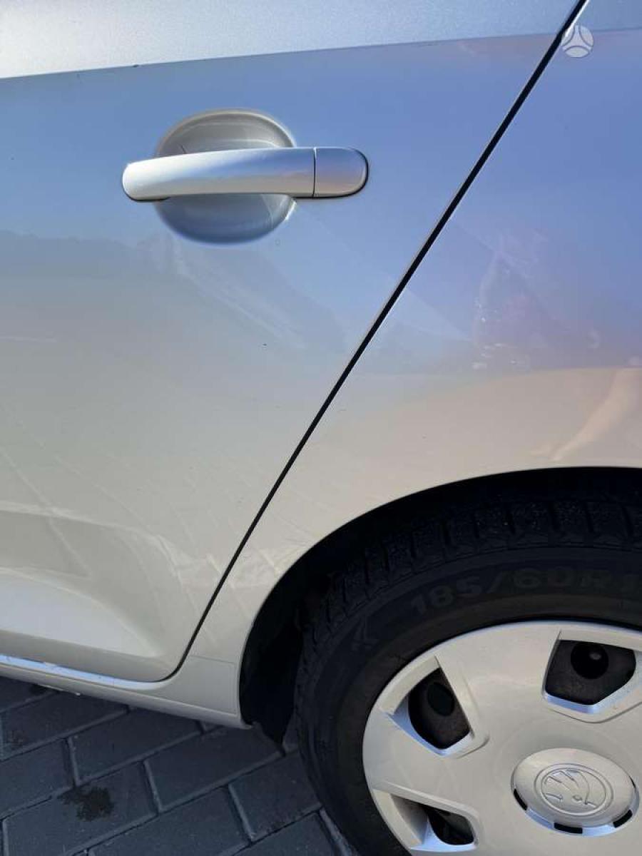 Pelēks Skoda Rapid 2015 Viļņa, ar dzinēja tilpumu 1.20 L un nobraukumu 191 tūkst. km par 4400 €, foto 16 vietnē AUTOMOTO.COM.LV