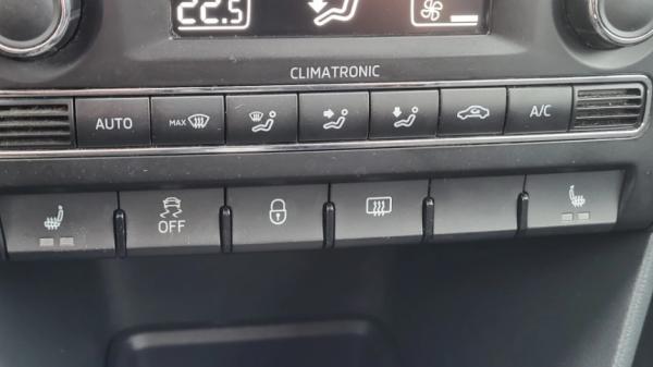 Skoda Rapid 2015 in Riga, with an engine capacity of 1.60 L and mileage of 185 thousand km for 6200 €, photo 8 on AUTOMOTO.COM.LV