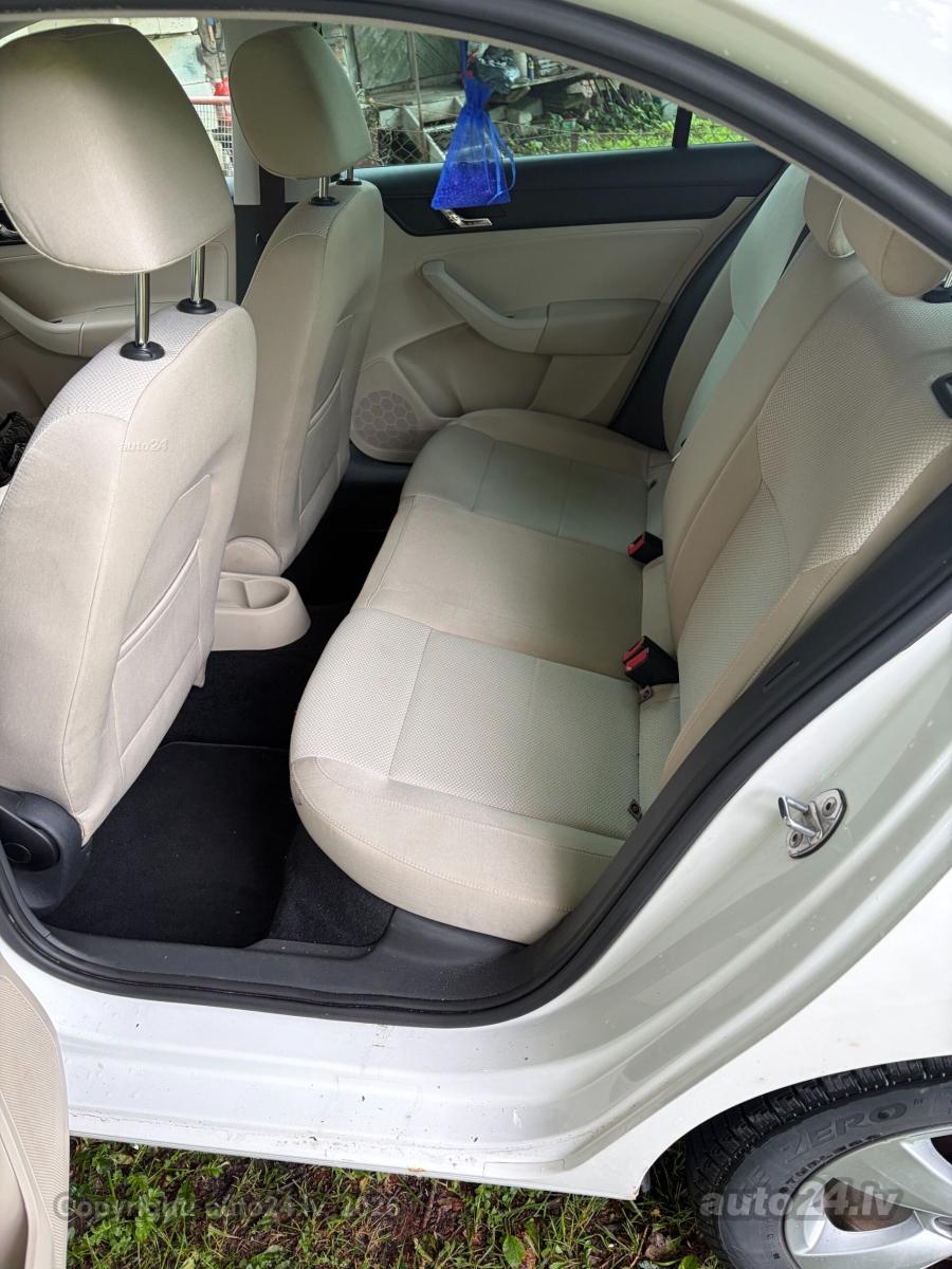 White Skoda Rapid 2013 in Tallinn, with an engine capacity of 1.20 L and mileage of 192 thousand km for 3899 €, photo 10 on AUTOMOTO.COM.LV