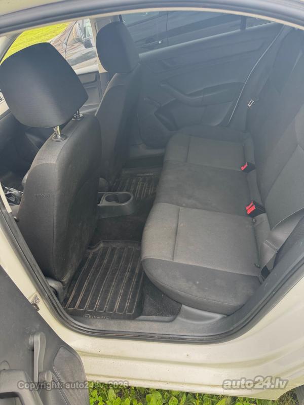 Balts Skoda Rapid 2013 Tallina, ar dzinēja tilpumu 1.60 L un nobraukumu 393 tūkst. km par 3000 €, foto 7 vietnē AUTOMOTO.COM.LV