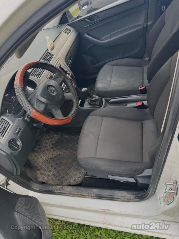 Balts Skoda Rapid 2013 Tallina, ar dzinēja tilpumu 1.60 L un nobraukumu 393 tūkst. km par 3000 €, foto 8 vietnē AUTOMOTO.COM.LV