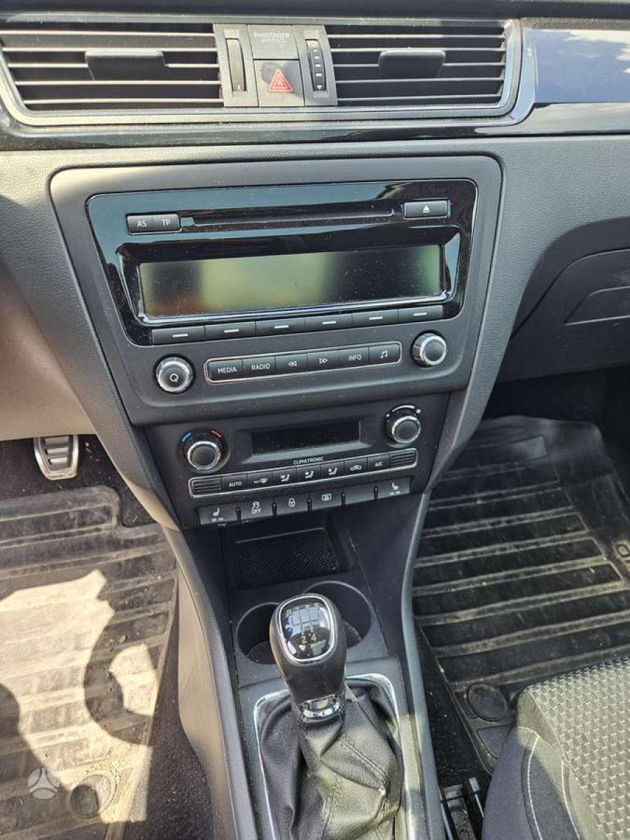 White Skoda Rapid 2014 in Utena, with an engine capacity of 1.60 L and mileage of 238 thousand km for 2799 €, photo 6 on AUTOMOTO.COM.LV
