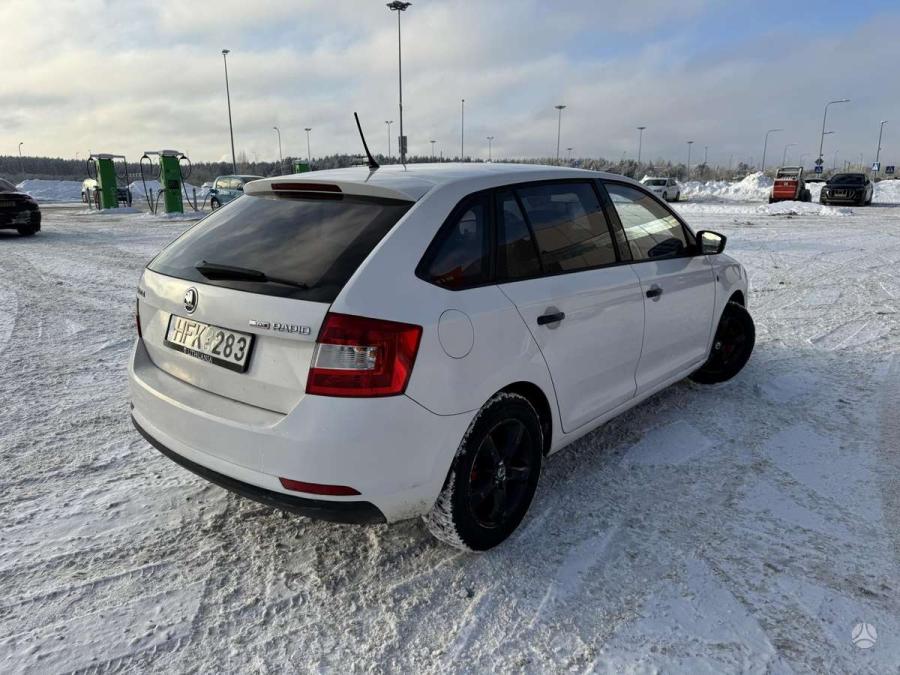 White Skoda Rapid 2015 in Vilnius, with an engine capacity of 1.60 L and mileage of 218 thousand km for 3650 €, photo 10 on AUTOMOTO.COM.LV