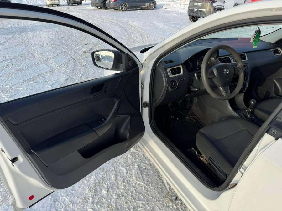 White Skoda Rapid 2015 in Vilnius, with an engine capacity of 1.60 L and mileage of 218 thousand km for 3650 €, photo 11 on AUTOMOTO.COM.LV