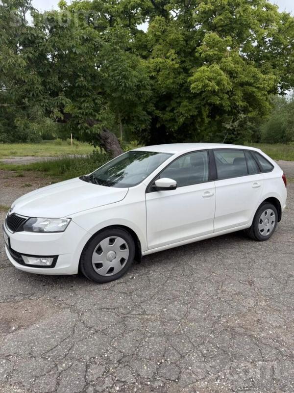 Skoda Rapid 2015 in Riga on AUTOMOTO.COM.LV White Skoda Rapid 2015 in Riga, with an engine capacity of 1.60 L and mileage of 271 thousand km for 3250 €, photo 4 on AUTOMOTO.COM.LV