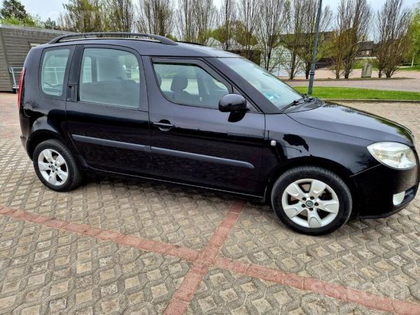 Black Skoda Roomster 2008 in Jelgava, with an engine capacity of 1.90 L and mileage of 287 thousand km for 3650 €, photo 3 on AUTOMOTO.COM.LV
