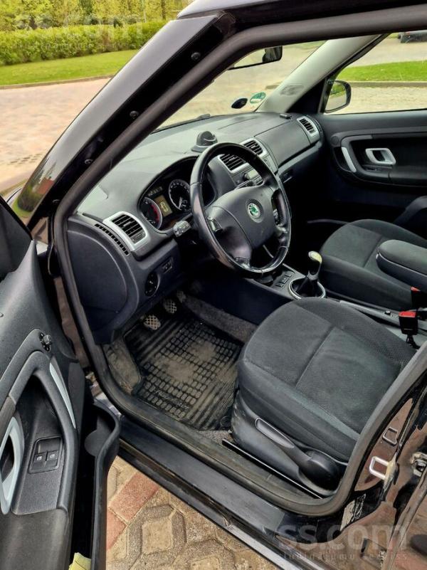 Black Skoda Roomster 2008 in Jelgava, with an engine capacity of 1.90 L and mileage of 287 thousand km for 3650 €, photo 9 on AUTOMOTO.COM.LV