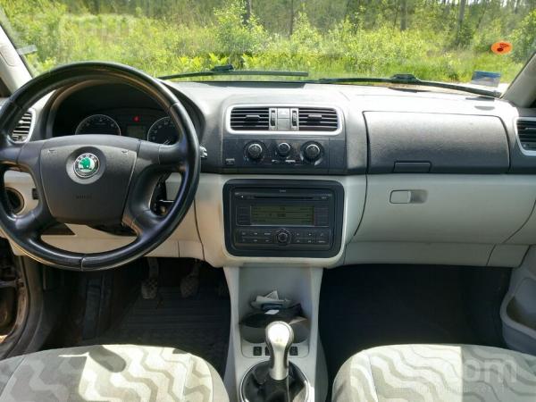 Black Skoda Roomster 2008 in Talsi, with an engine capacity of 1.40 L and mileage of 318 thousand km for 570 €, photo 10 on AUTOMOTO.COM.LV