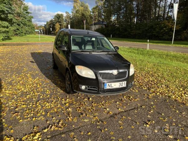 Black Skoda Roomster 2009 in Riga, with an engine capacity of 1.40 L and mileage of 215 thousand km for 1500 €, photo 1 on AUTOMOTO.COM.LV