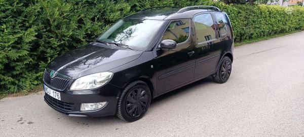 Black Skoda Roomster 2011 in Kaunas, with an engine capacity of 1.60 L and mileage of 198 thousand km for 2750 €, photo 1 on AUTOMOTO.COM.LV