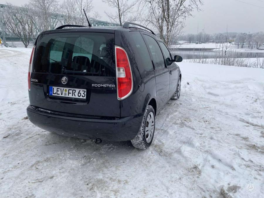 Black Skoda Roomster 2015 in Kaunas, with an engine capacity of 1.20 L and mileage of 184 thousand km for 4100 €, photo 4 on AUTOMOTO.COM.LV