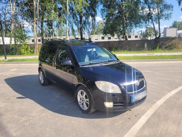 Black Skoda Roomster 2008 in Vilnius, with an engine capacity of 1.40 L and mileage of 286 thousand km for 1650 €, photo 3 on AUTOMOTO.COM.LV