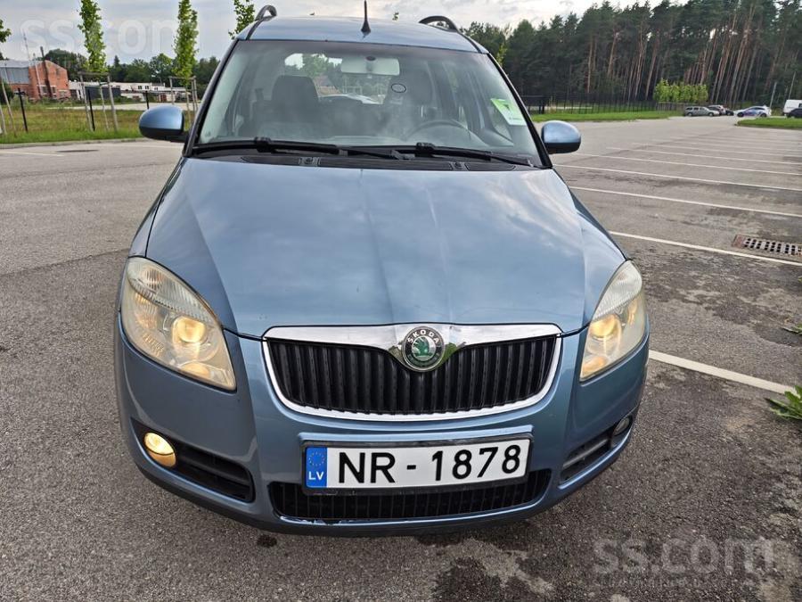 Blue Skoda Roomster 2007 in Valmiera, with an engine capacity of 1.40 L and mileage of 250 thousand km for 2700 €, photo 3 on AUTOMOTO.COM.LV