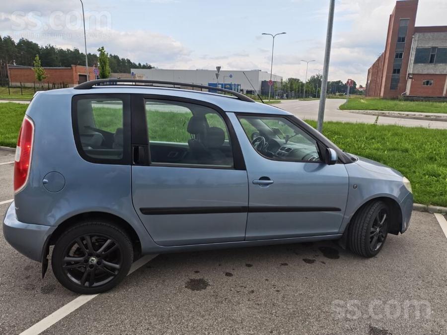 Blue Skoda Roomster 2007 in Valmiera, with an engine capacity of 1.40 L and mileage of 250 thousand km for 2700 €, photo 9 on AUTOMOTO.COM.LV