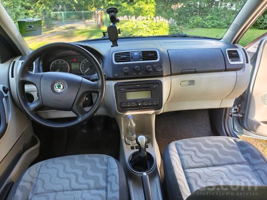 Blue Skoda Roomster 2007 in Valmiera, with an engine capacity of 1.40 L and mileage of 250 thousand km for 2700 €, photo 10 on AUTOMOTO.COM.LV